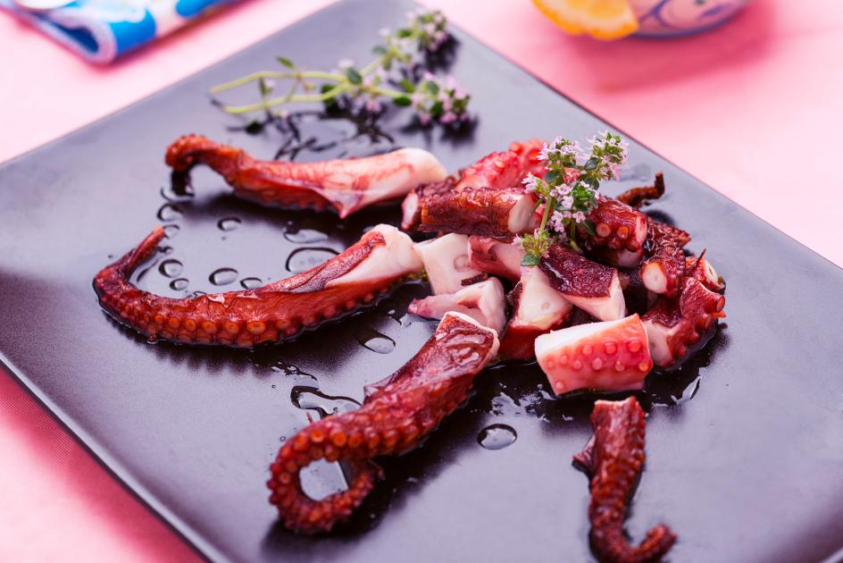 Ricetta Polpo arrosto: come si prepara in modo gustoso - Grand Chef ...